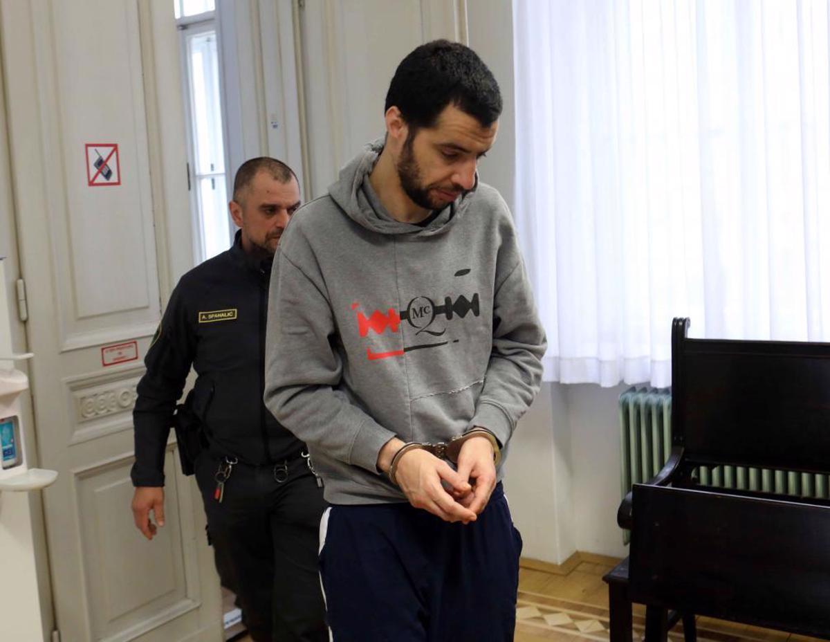 Poskus umora: Z nožem nad prijatelja, 16 let in pol zapora