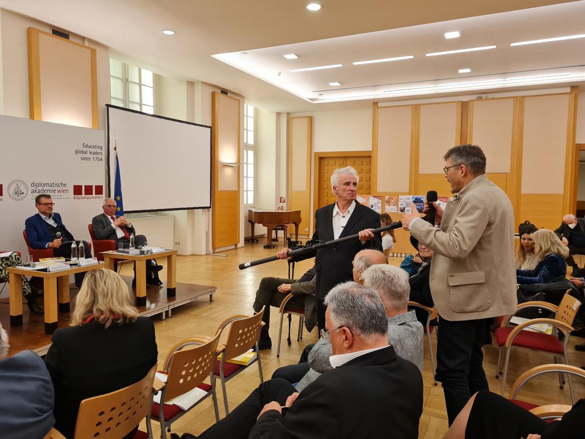 Z dunajske diplomatske akademije: Do zajamčenih pravic z javnim pritiskom