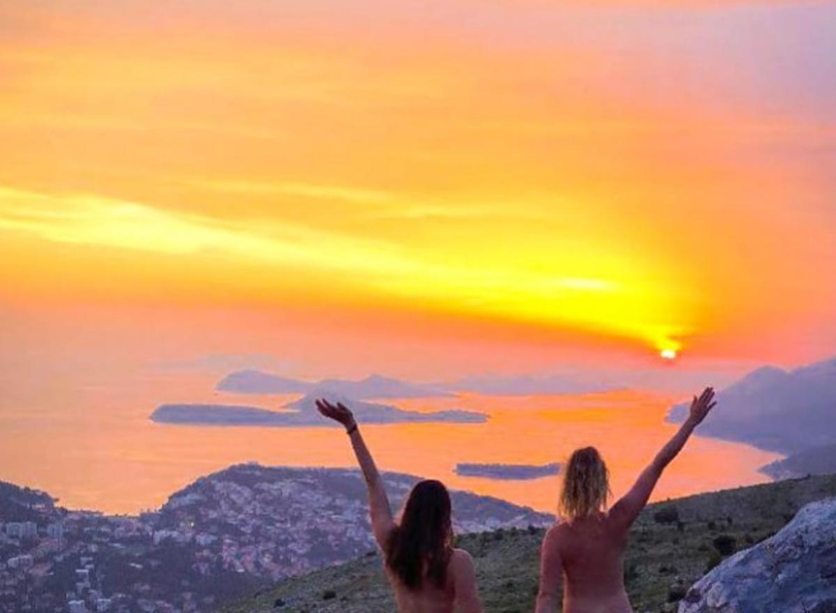 (FOTO) Novi trend: Z golo zadnjico visoko nad Bledom