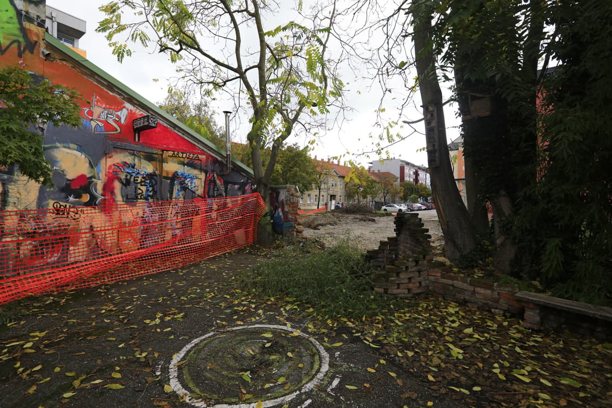 Porušeni zid med Kulturnim centrom Pekarna in bodočim blokom ni bil ...