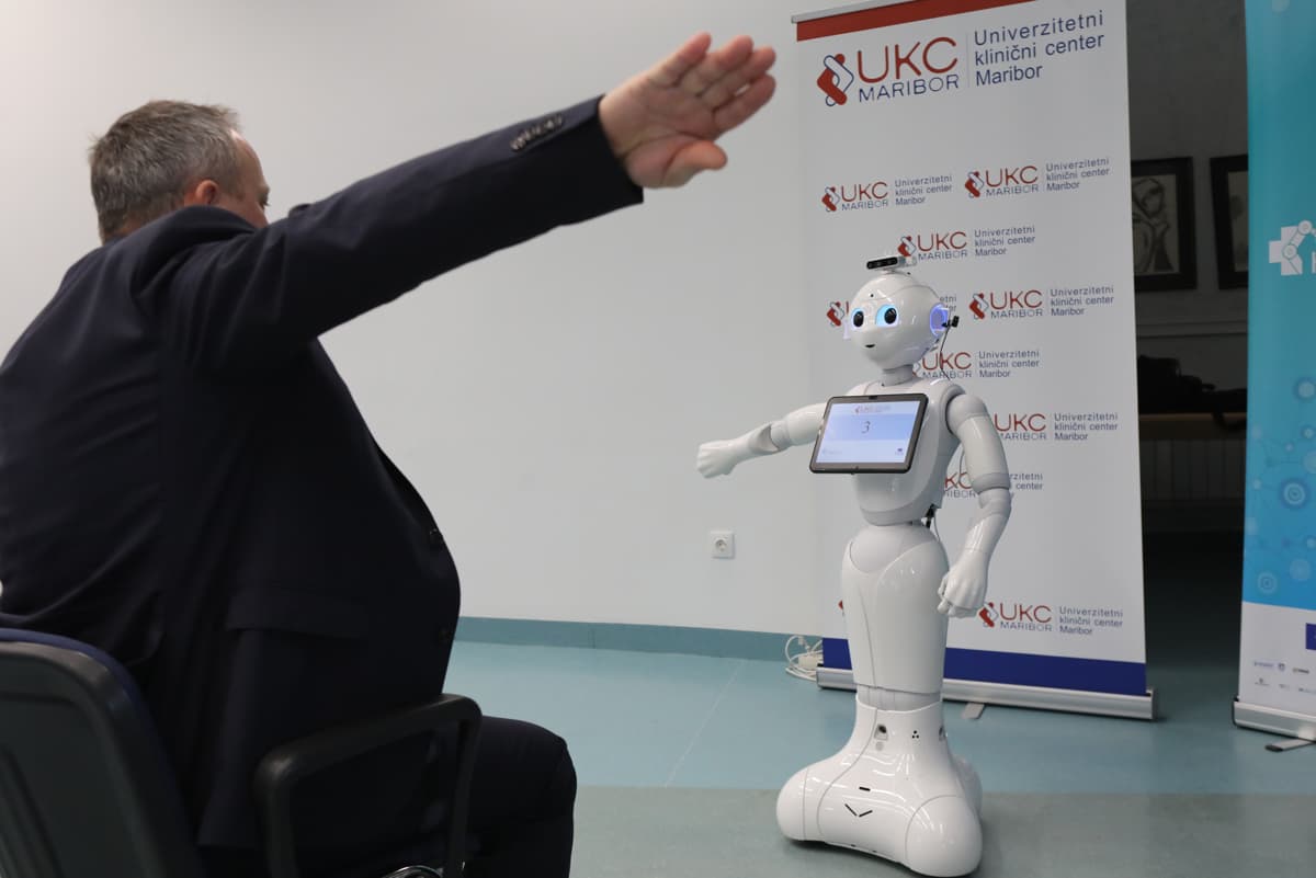 (VIDEO) "Delajva vaje za komolce!" Robotka Frida v UKC Maribor navduši ...