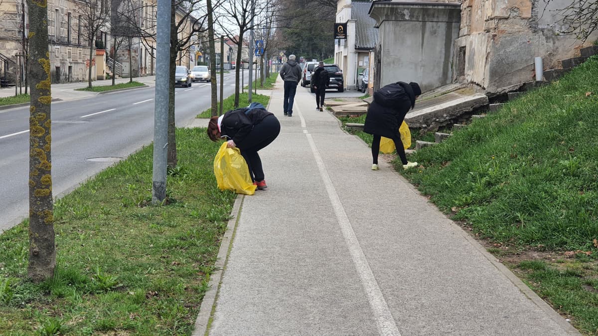 (FOTO) "Gumam v gozdu je nekdo dodal še vedra"
