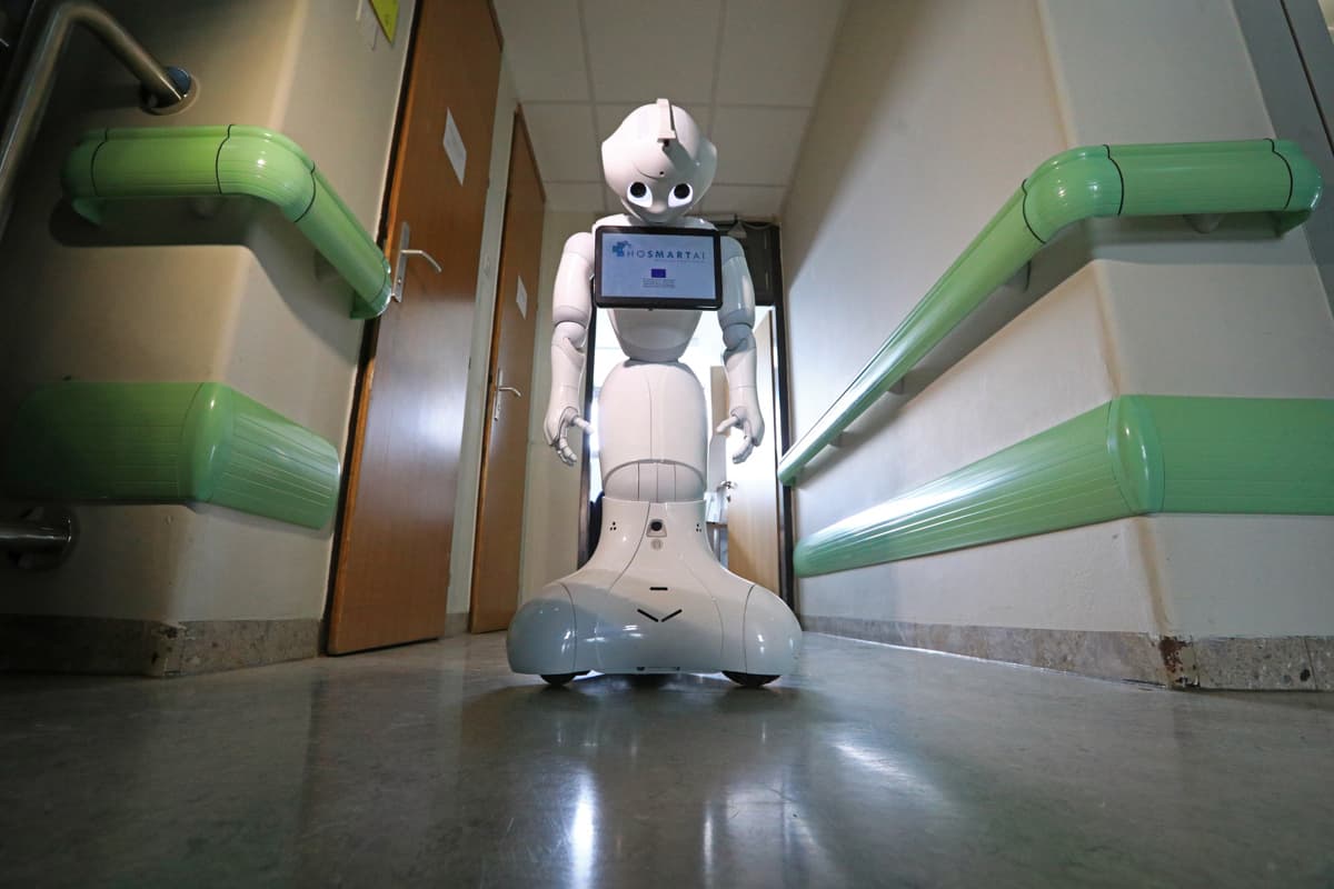 (FOTO) Se bodo otroci lažje odprli robotu? Robotka Frida se seli na ...