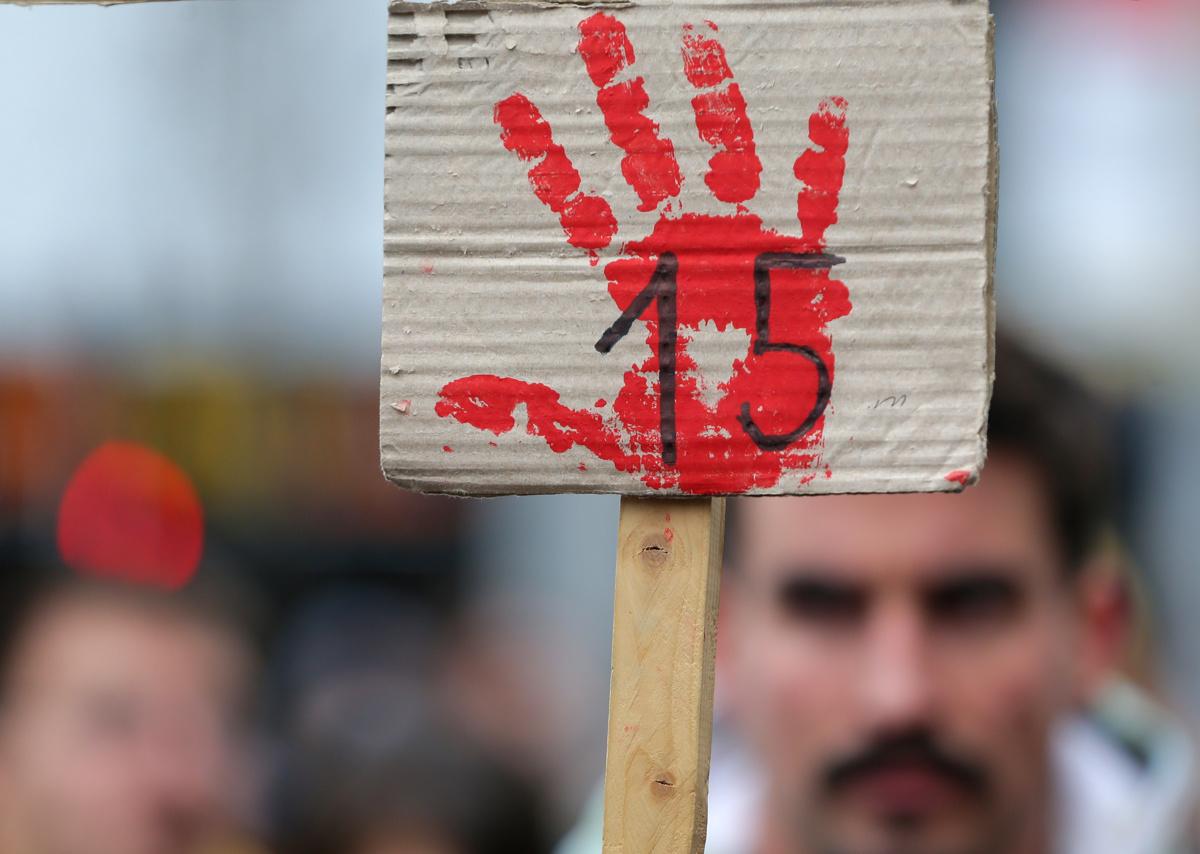 Protest pred srbskim veleposlaništvom v Ljubljani: Srbskim oblastem ...