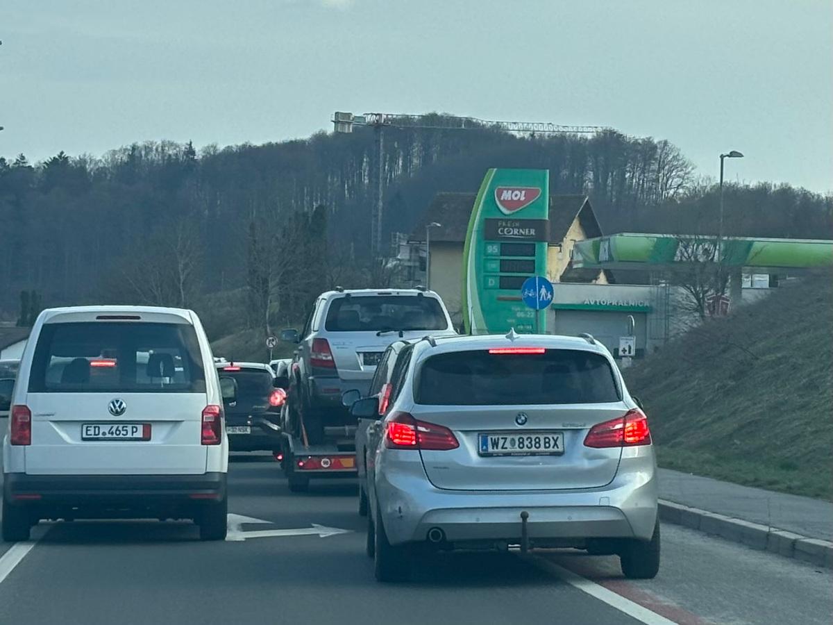 Avstrijski politik znova razburja s fotografijo z meje: "Tankam v ...