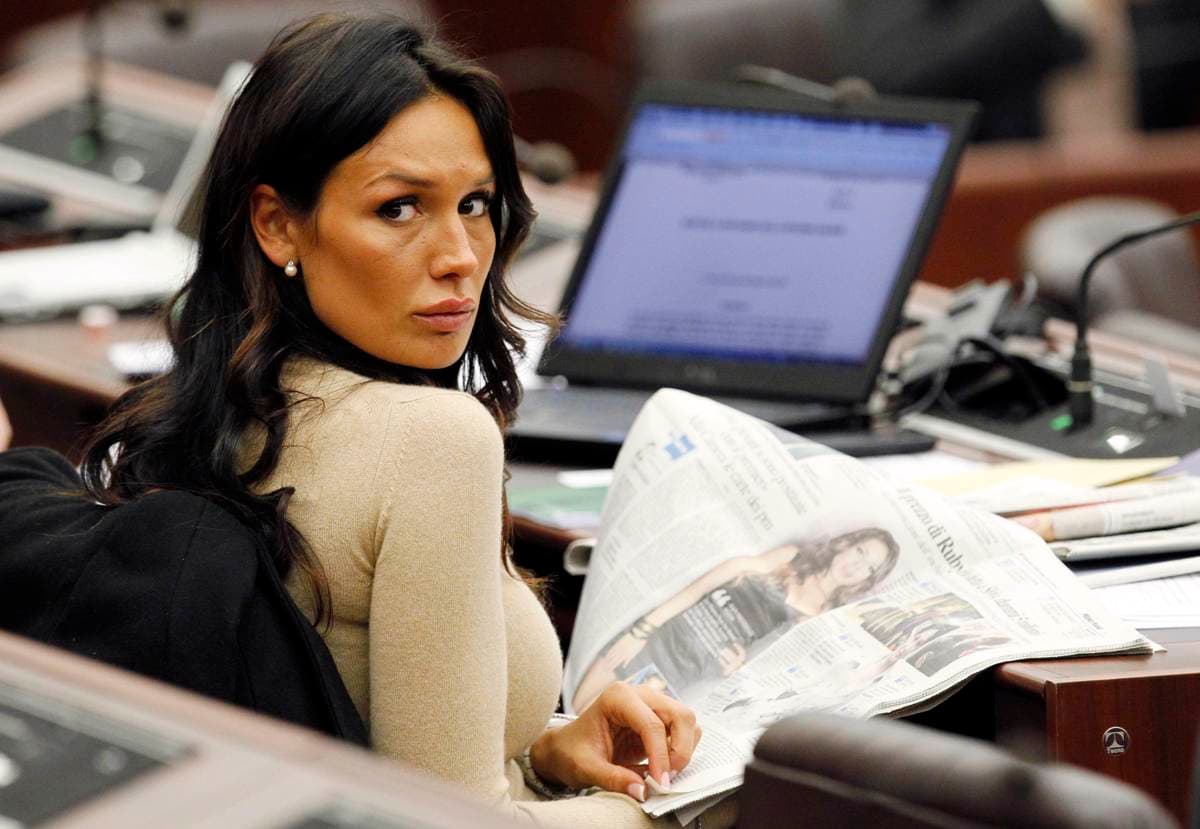 Berlusconijeva sodelavka si je z lažno posvojitvijo otroka zagotovila ...