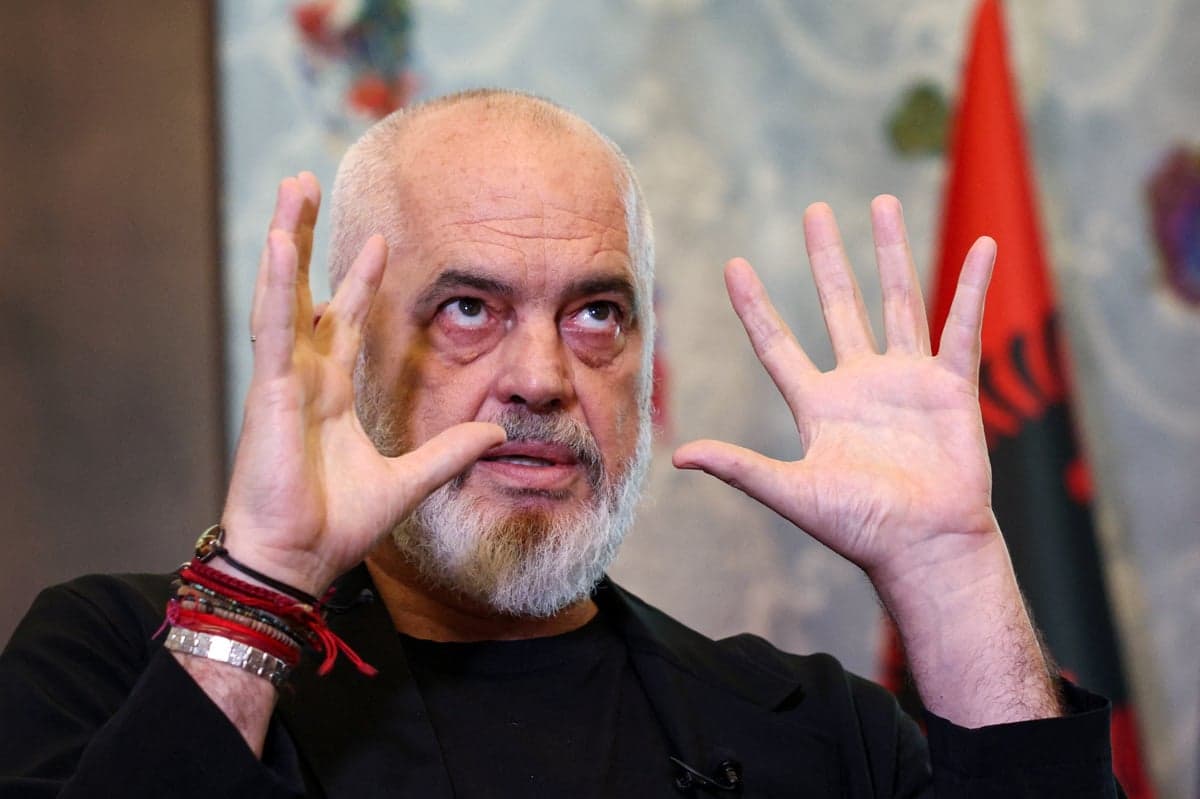 Zakaj je Edi Rama, kontroverzni albanski premier, v roza korzetu in ...