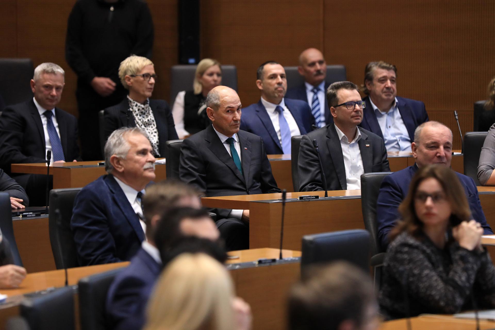 Zaradi "velike napake" pri poimenovanju Džamijske ulice je odstopil ...