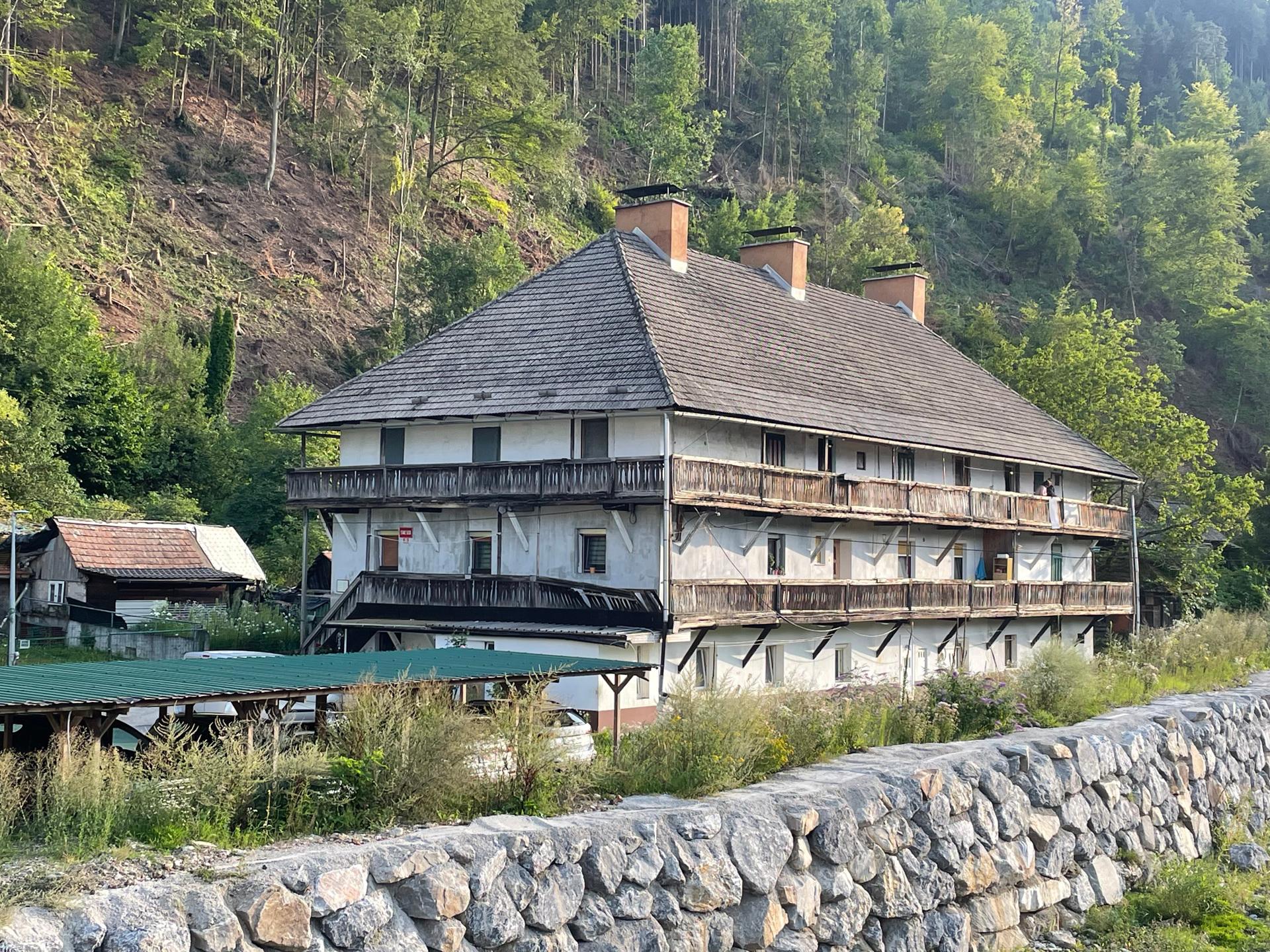 (VIDEO, FOTO) Če najstarejši delavski blok Preganthaus na Prevaljah ...