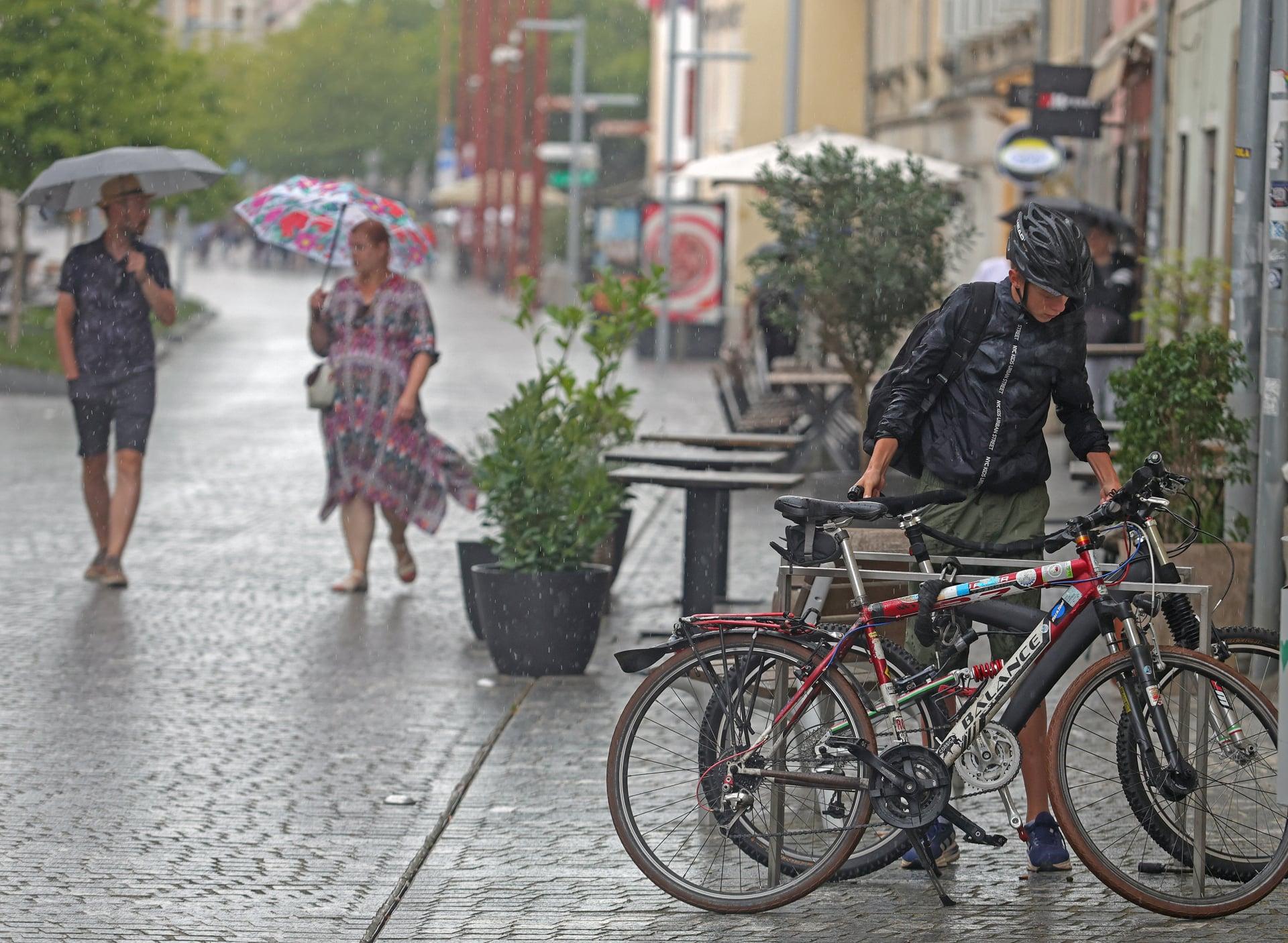 Današnje jutro zaznamuje prehod nevihtnega pasu z izrazitim poličastim ...