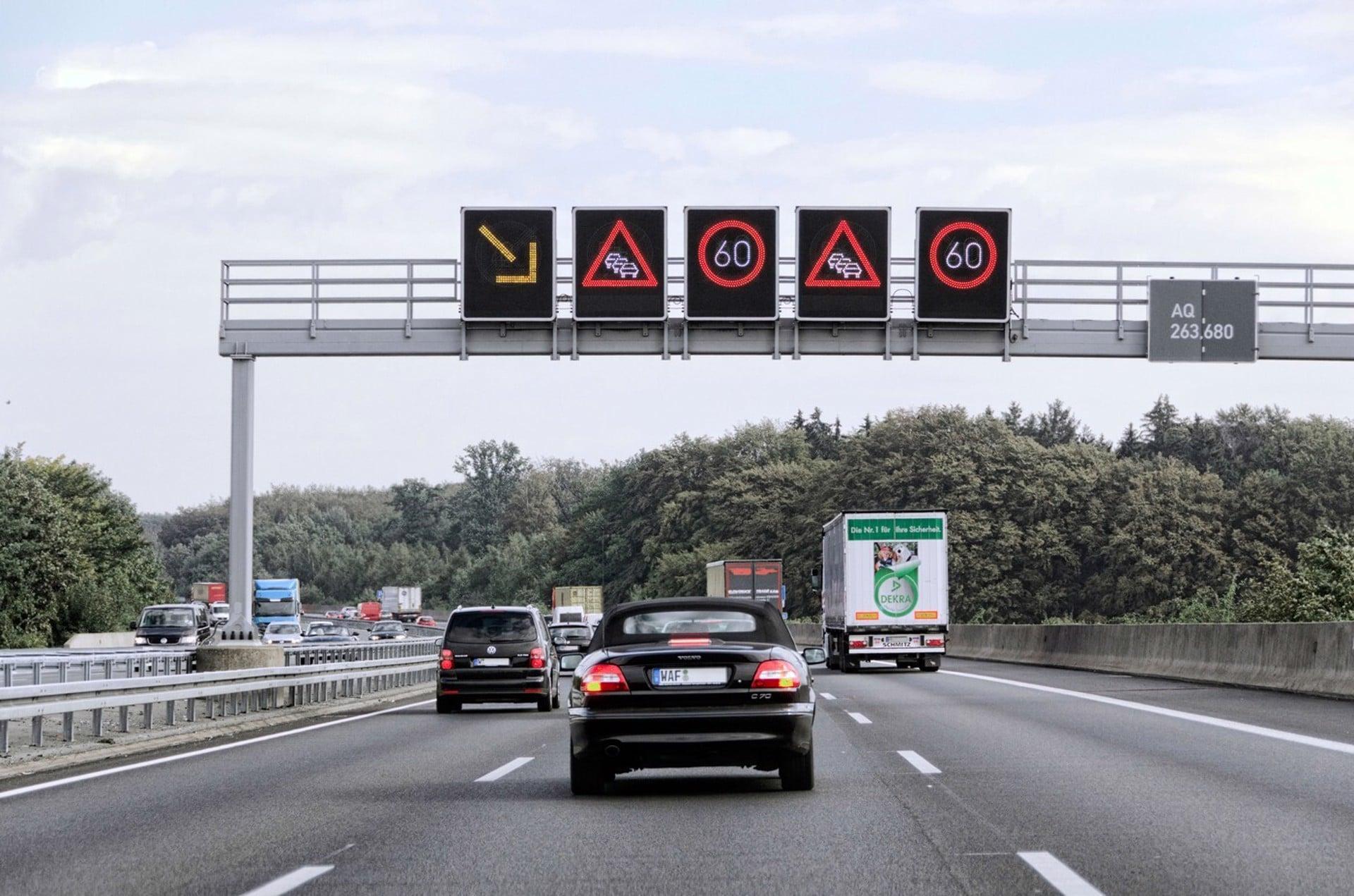 Pozor pri sosedih! Hitrost na avtocesti omejili na 60 km/h in postavili ...