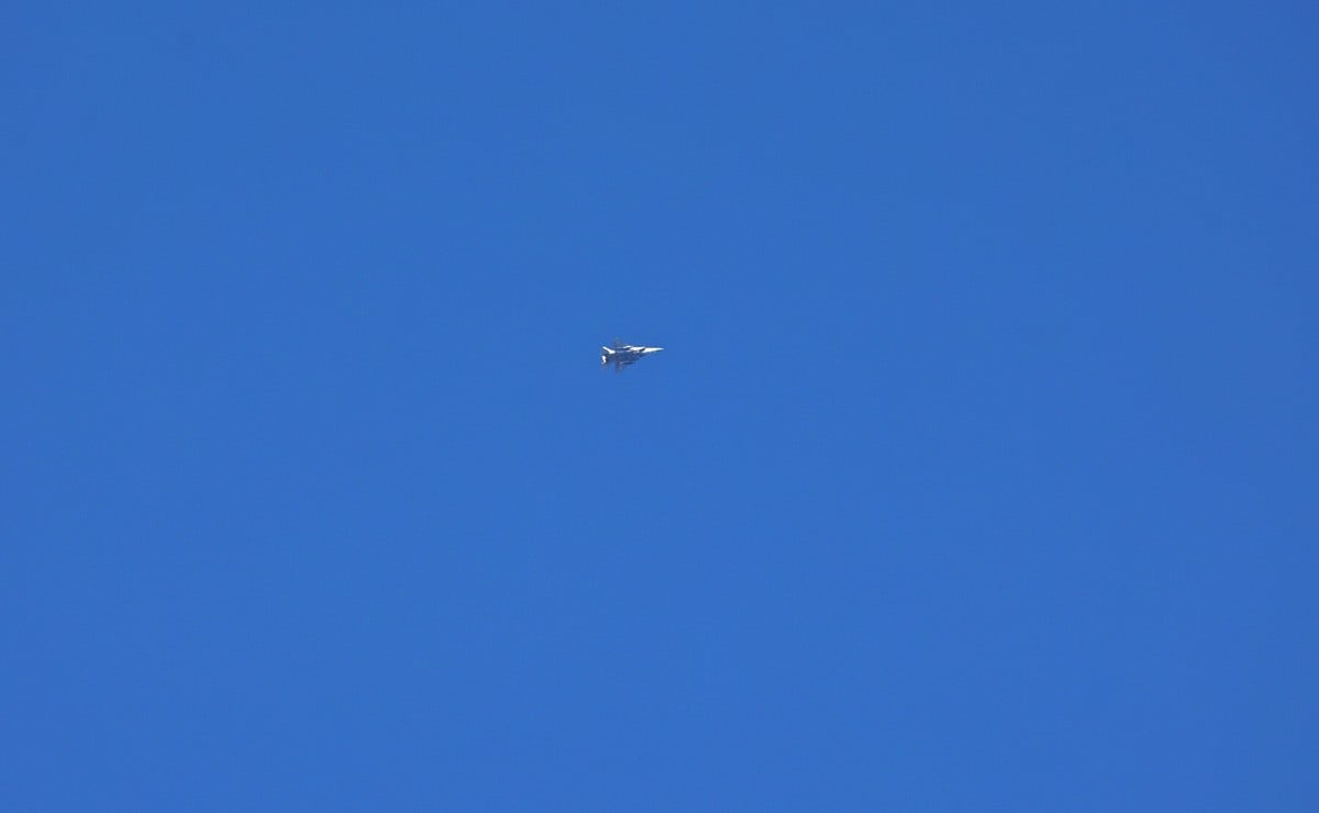 (VIDEO) Rakete so padale v morje, Izraelci pa so na plaži panično ...